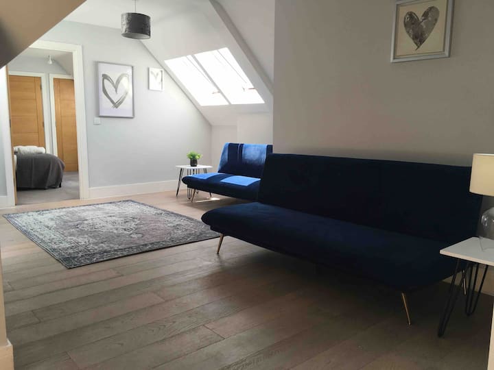 Spacious Relaxing Two Bedroom Apartment - Brentwood