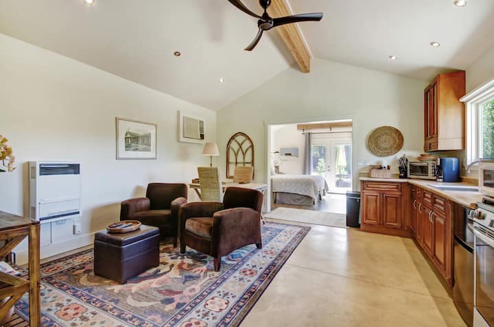 Pomegranate Farm-king Bed Cottage - Self Check-in - Petaluma, CA