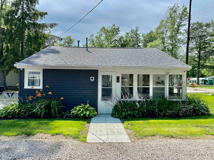 Endless Summer Cottage - Walk To The Gotl Strip - Geneva-on-the-Lake, OH