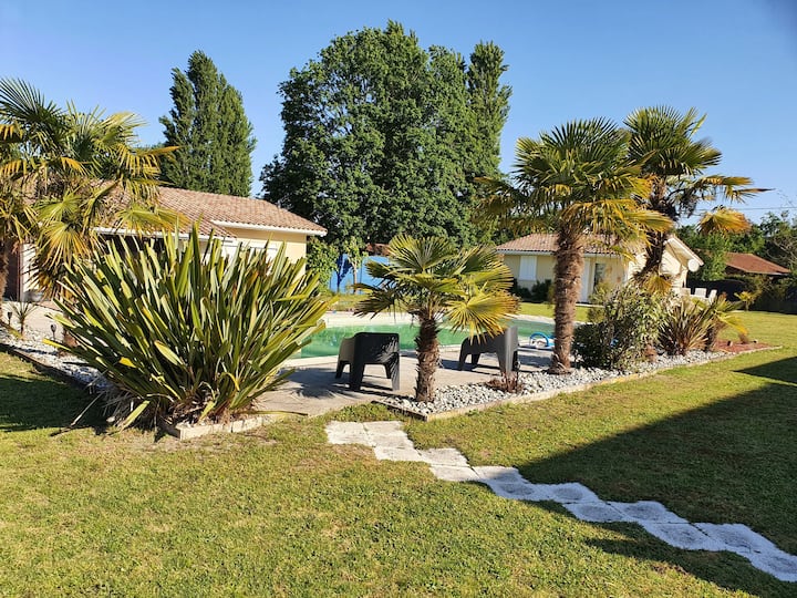Dépendance Dans Une Villa De 2800m2 Avec Piscine - Labouheyre