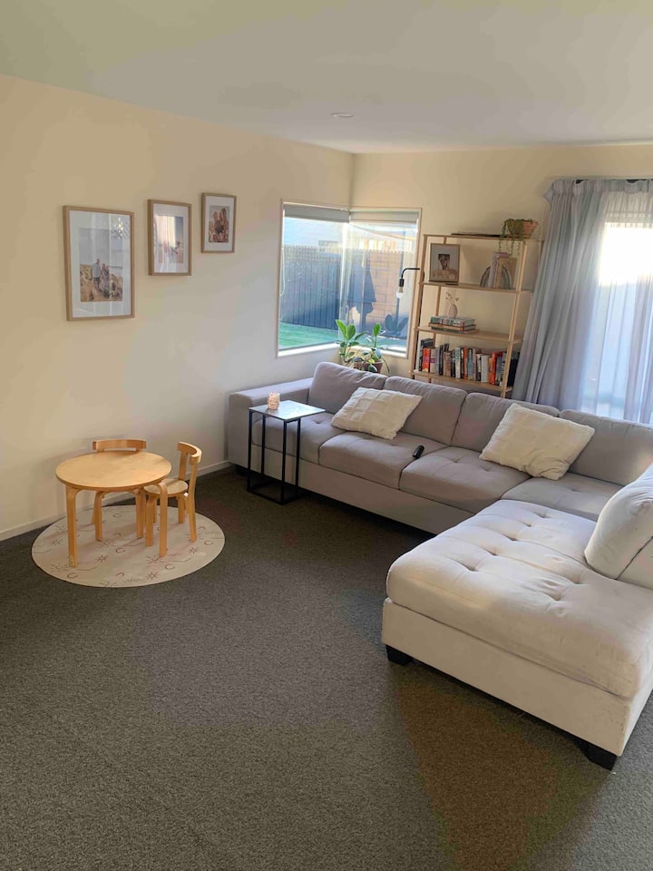 Pāpāmoa Family Beach Haven With Big Sunny Backyard - Papamoa