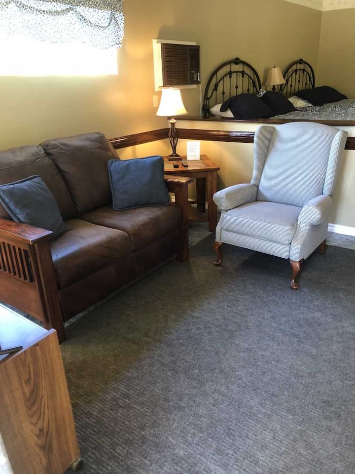 Chardonnay Room At Kerbyville Inn - Cave Junction, OR