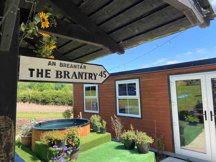 Brantry Cabin - One Bedroom Tiny Home With Hot Tub - Armagh
