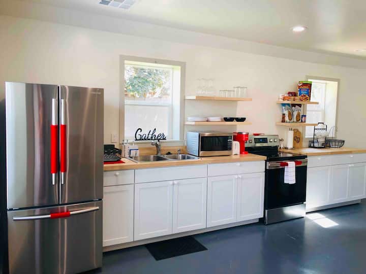 Adorable 1 Bedroom, Loft Space & Fenced In Yard - Boise, ID