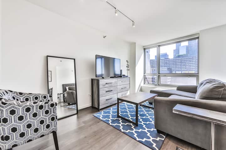 Studio In Amenity Packed Building In River North! - Chicago, IL