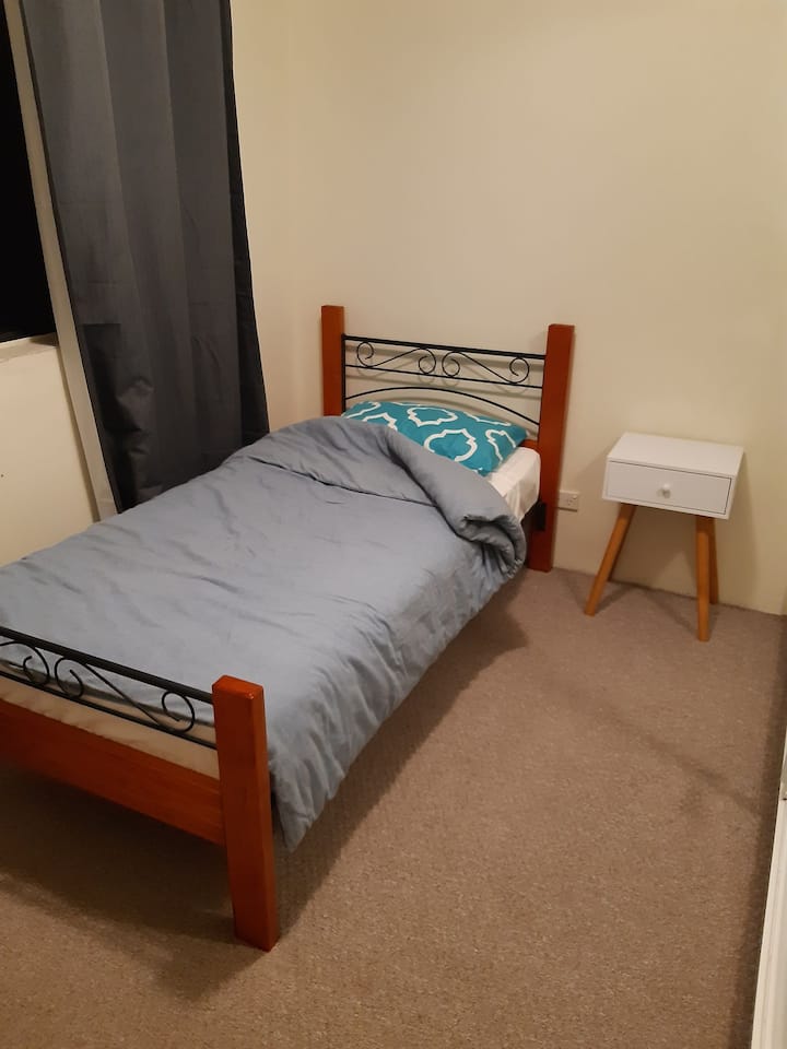 Room Available In 2 Bedroom Flat In Broadbeach - Broadbeach