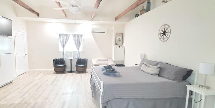 Beach Studio. No Cleaning Fee! - St. Pete Beach, FL