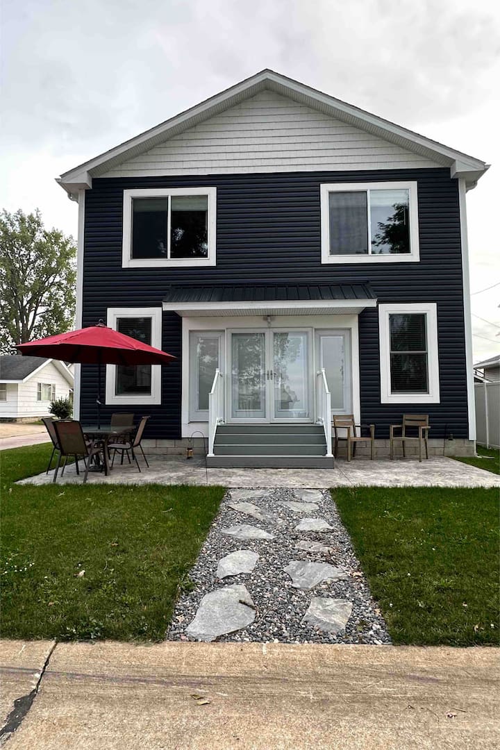 Coastal, Lake Front 4 Bedroom 3 Bath Home - Lake Erie