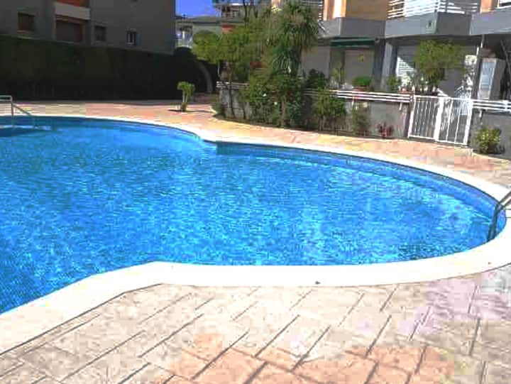 Precioso Piso Con Piscina Y Patio Floral. - Salou