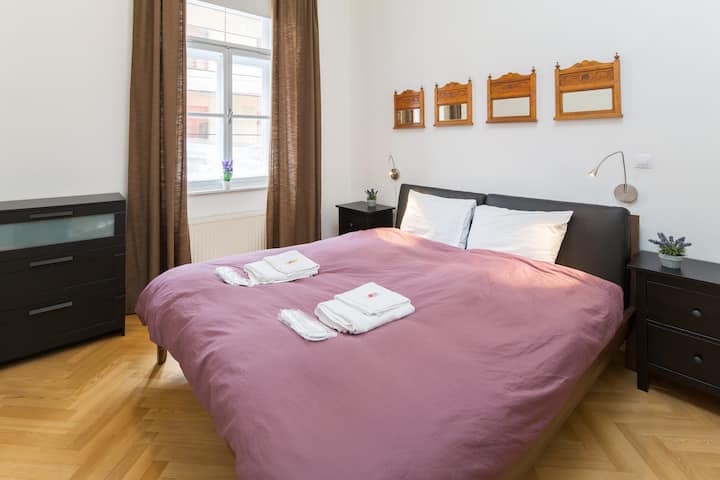 Jazzy Bright Room + Ensuite Bathroom, Praha 2 - Prague