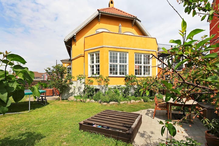 Entire 4 Bedroom + 2 Bathroom Apt. In Shared Home - Copenhagen
