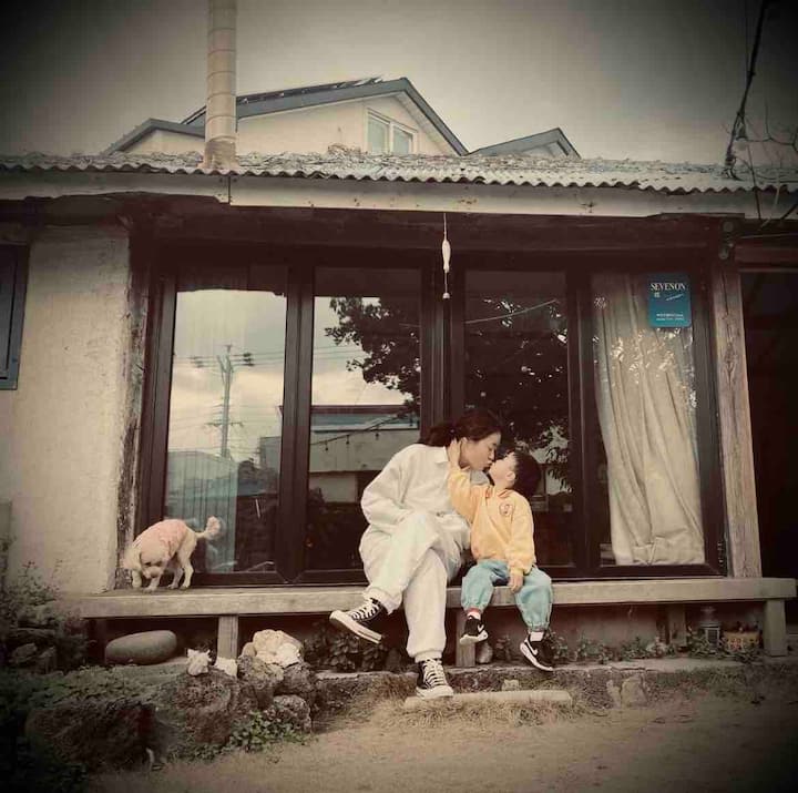 애월류가
건축가겸 사진작가인 호스트가 꾸민 바닷가의 제주 돌집 - Jeju