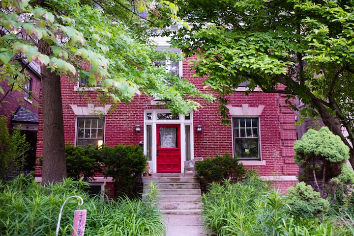 Cozy Room/ Private Bath / Historic Home - St. Louis, MO