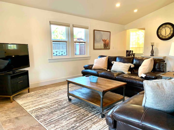 Luminous Craftsman Near Old Fig  - Prof. Cleaned - アメリカ フレズノ, CA