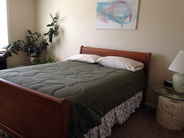 Private Bedroom In Beautiful Home - Ashland, OR