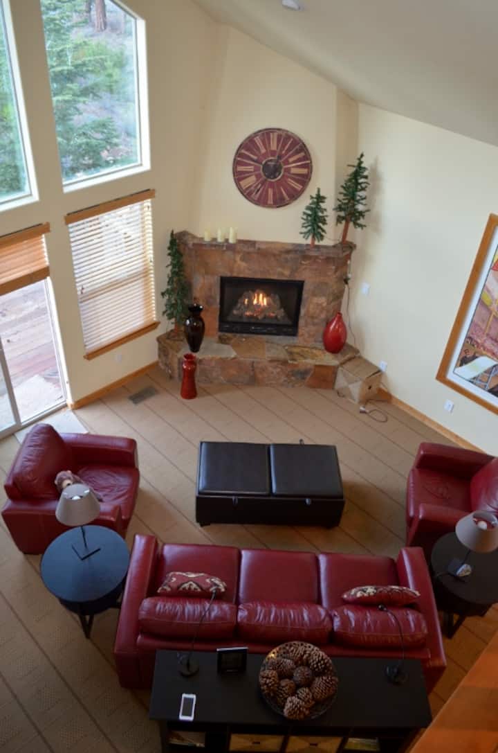 Super Clean Luxury Home W/hot Tub & Steam Shower. Walk To Town & Regional Park! - Truckee