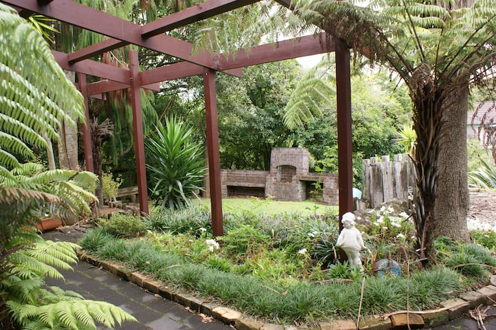 By The Bush, One Bedroom Unit With Separate Lounge - Auckland