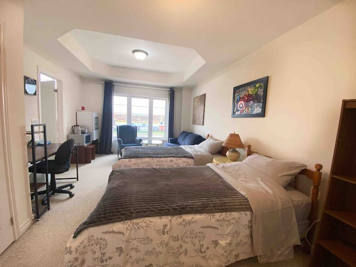 Clean And Private Master Bedroom - Burlington