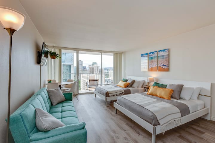 High Floor Studio! 2 Beds Free Parking In Waikiki - Honolulu, HI
