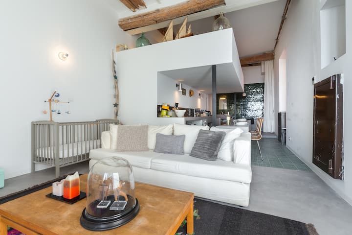 Élégant loft en duplex, climatisé vue mer - Lofts à louer à Nice ...