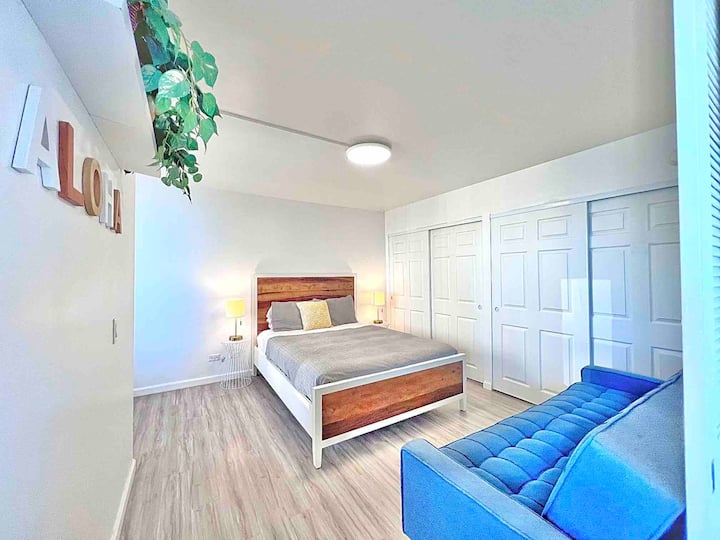 Aloha Suite: 1br At Center Waikiki W/ Free Parking - Honolulu