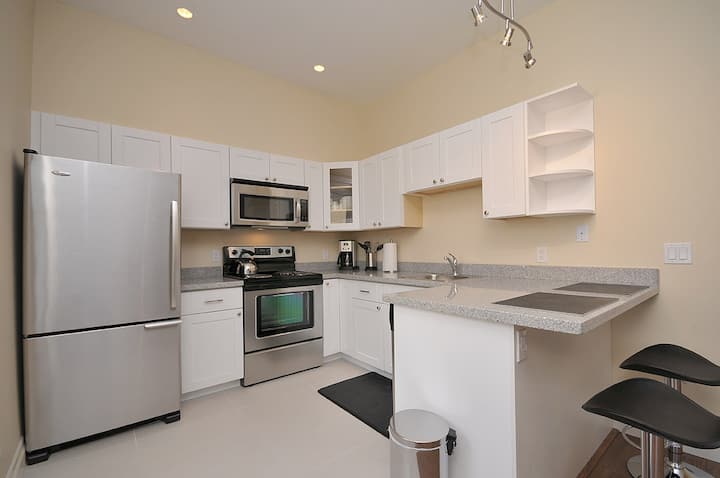 Large Renovated 2 Bedroom Suite  Near Downtown #4 - Saanich