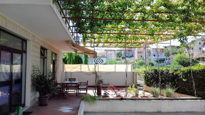 Large Groundfloor Apartment - Podstrana