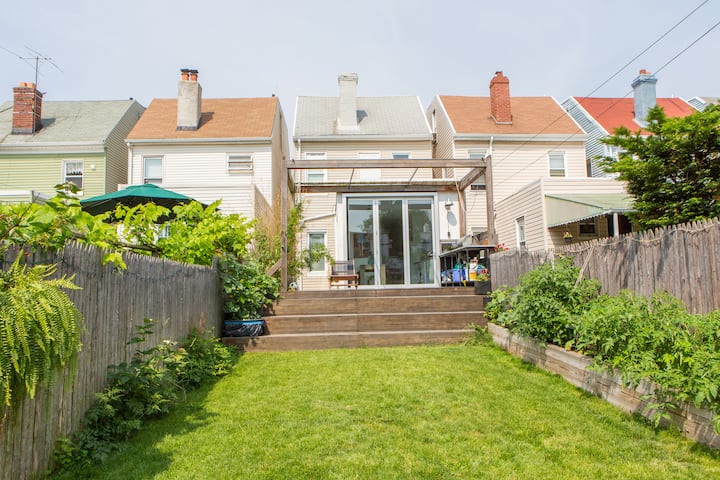 Stylish 4-bedroom House With Lush Backyard & Sauna - Brooklyn, NY