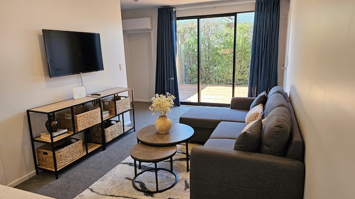 Close To City & Beach: Modern Home With Garage - Lyttelton
