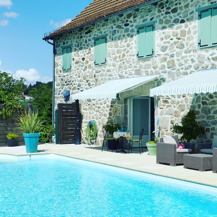 La Belle Châtaigne Junhac Cantal Gite Et Piscine - Cantal