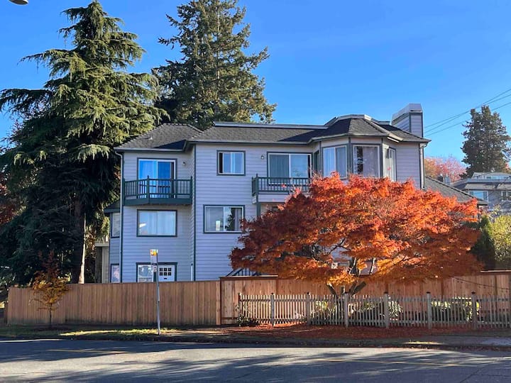 Huge Home A Block From Green Lake - Seattle, WA