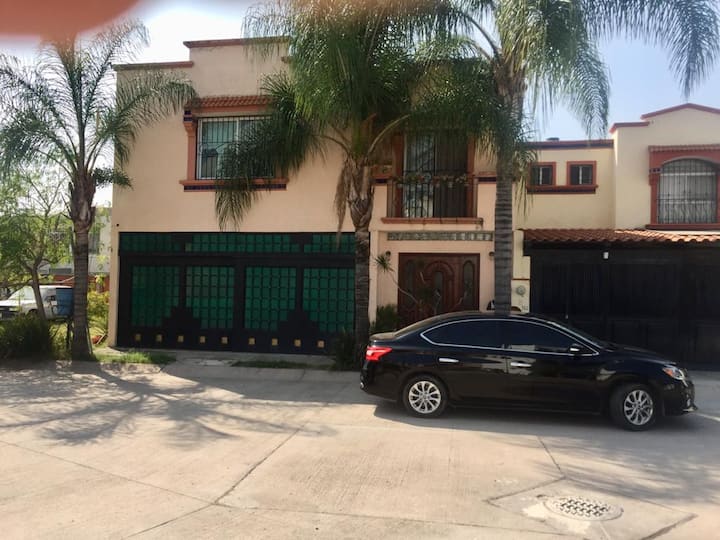 Amplia Casa En Fraccionamiento Privado Y Seguro - León