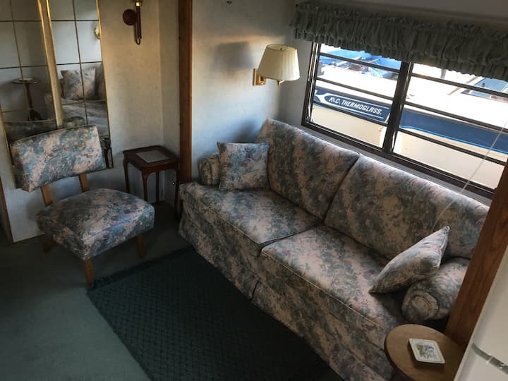 Cowichan Lake Front Rv Honeymoon Bay. - Lake Cowichan