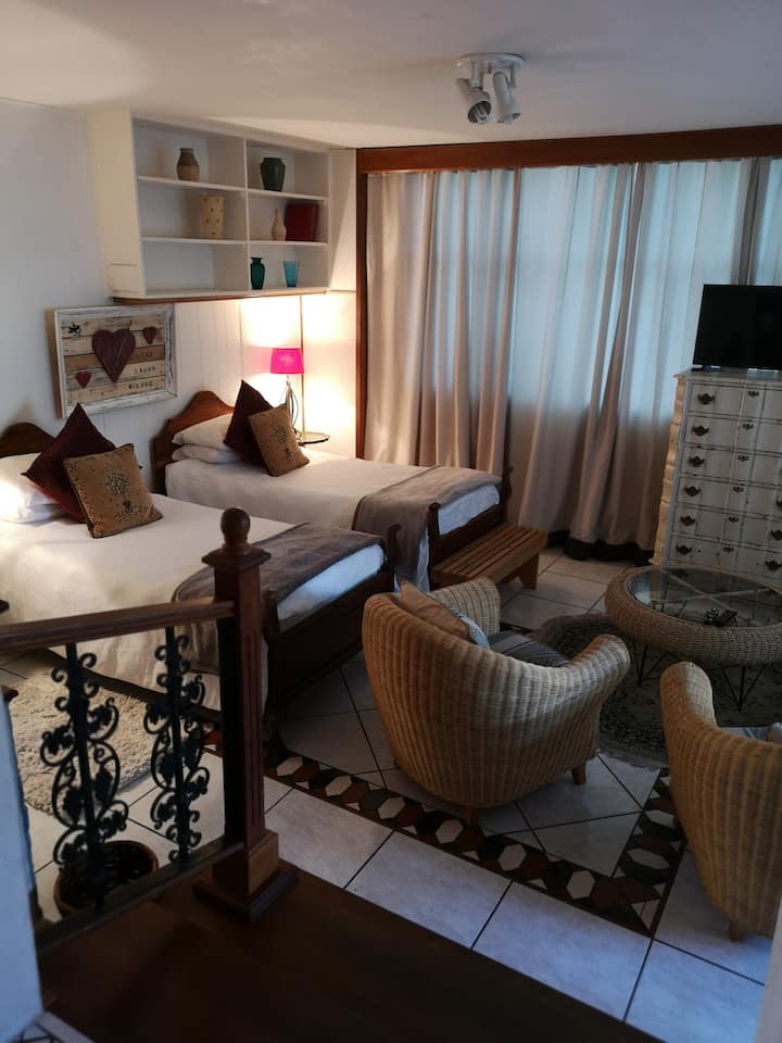 Centrally Located Self Catering Garden Cottage - Paarl
