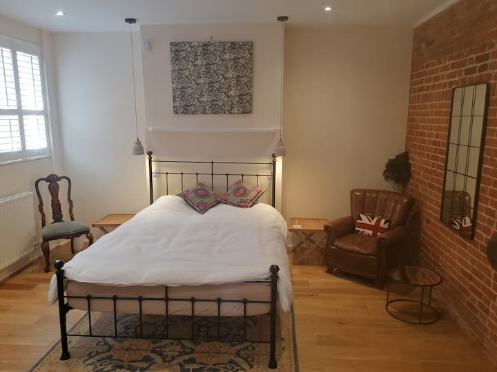 Private Room In Lovely Home Shared Bathroom. - Godalming