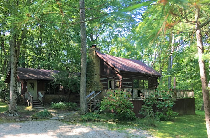 Maple Hills Log Cabin - Nashville, IN