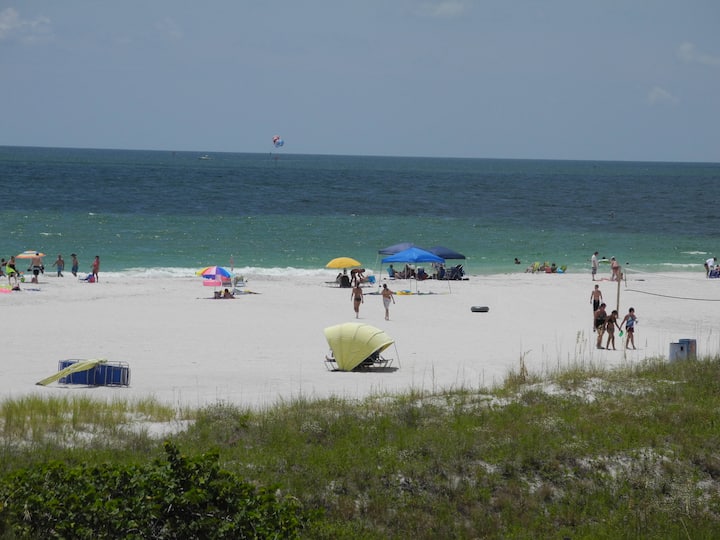 Beverly's Beach Place - Gulf Sand Just Steps Away - Treasure Island, FL