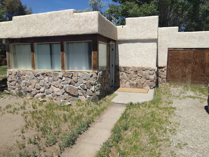 Cozy And Comfortable 2 Bedroom Rock Work Hideaway - Alamosa, CO