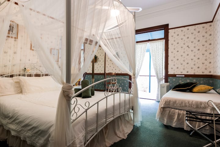 Provincial Room With Guest-share Bathroom - Beechmont