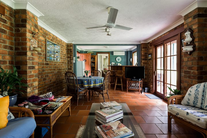 Provincial Room With Guest-share Bathroom - Beechmont