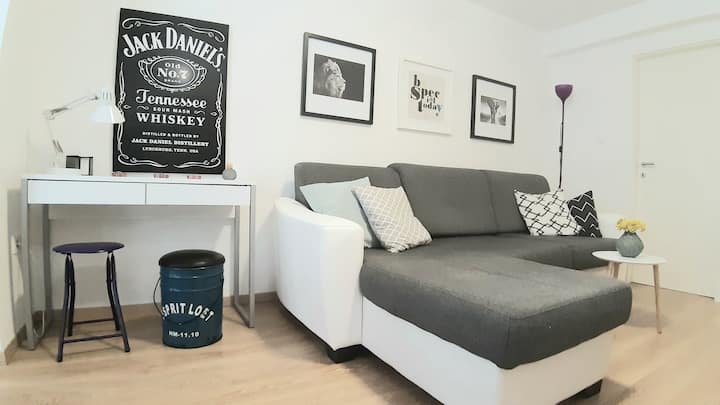 Blue 4* Apt Close To Center & Free Street Parking - Split
