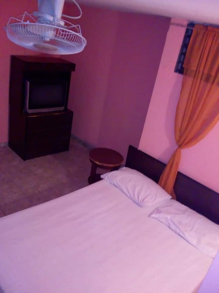 Oncle Tom.
Plus Qu’un Motel Mais Une Famille. - Puerto Príncipe