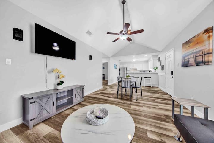 Steps To The Beach-2br/2b Modern Condo-south Padre - Port Isabel, TX