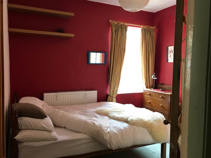 Red Room In Pretty Avenue Near The Train Station - Northamptonshire