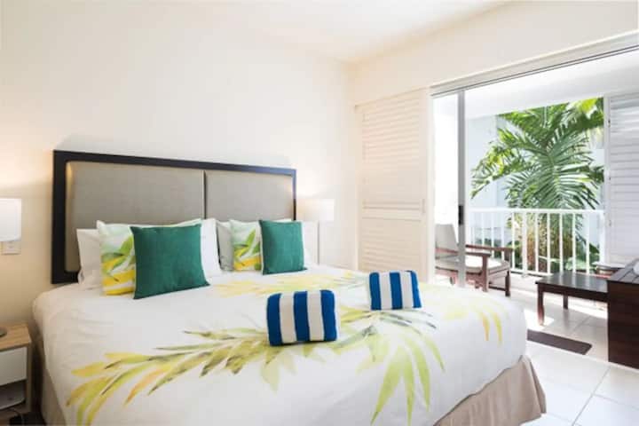Couple's Coastal Haven Retreat At The Beach Club - Palm Cove