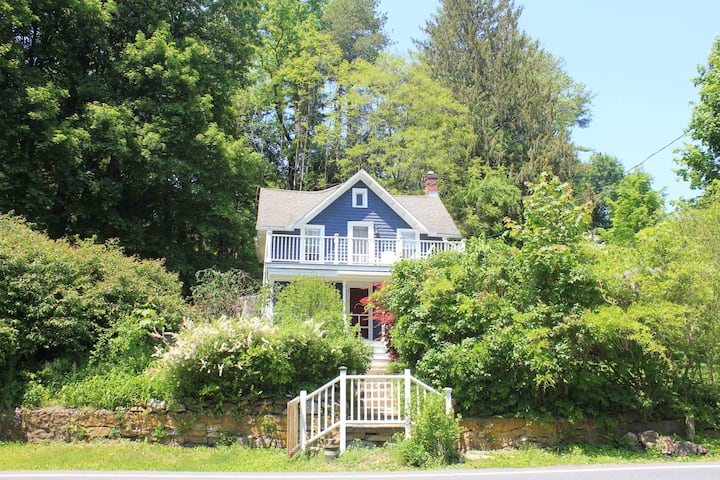 Family Friendly Waterfront Farmhouse Getaway - Ulster Park, NY