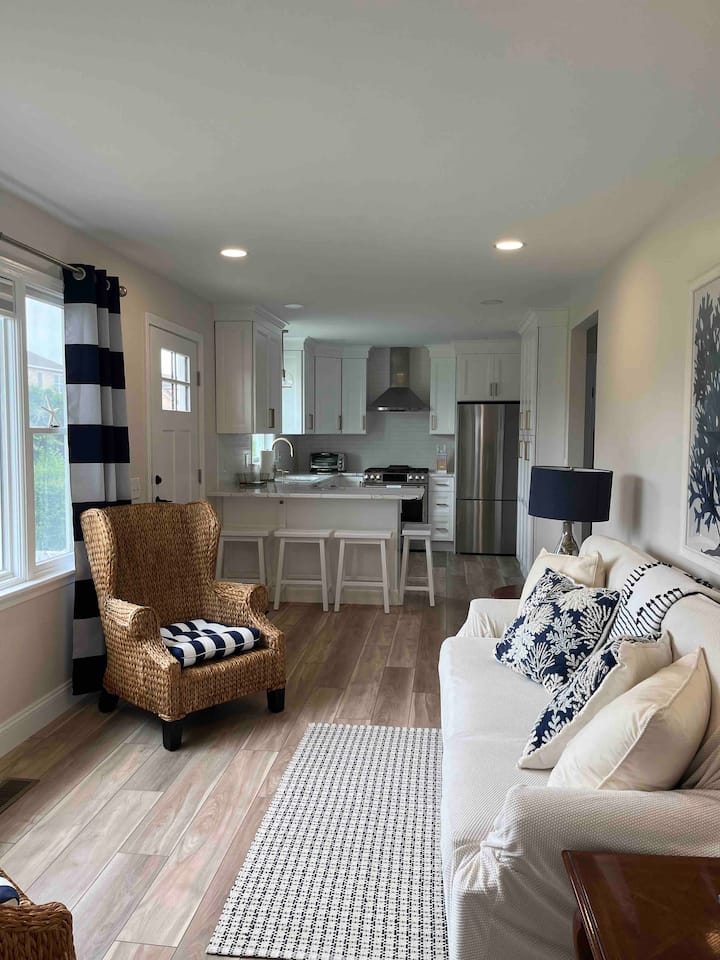 Walk Across The Street To Beach With Central A/c! - Narragansett, RI