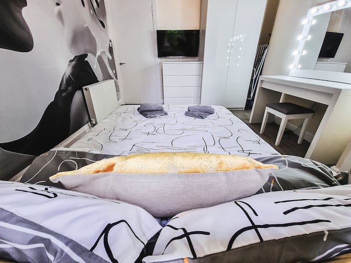 Newly Renovated Apartment With Private Entrance. - Glasgow