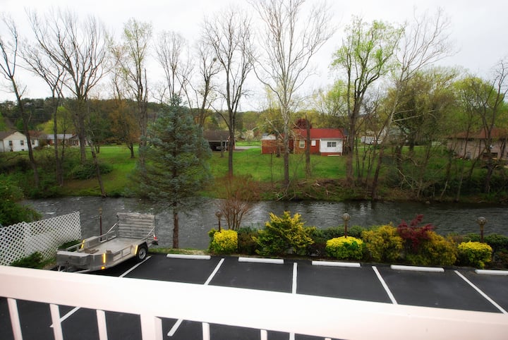 Stay On The River! Rivergate Mountain Lodge 104 - Pigeon Forge, TN