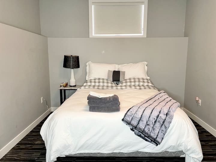 Spacious 1br With Self Check-in And Privacy Lock - Thunder Bay